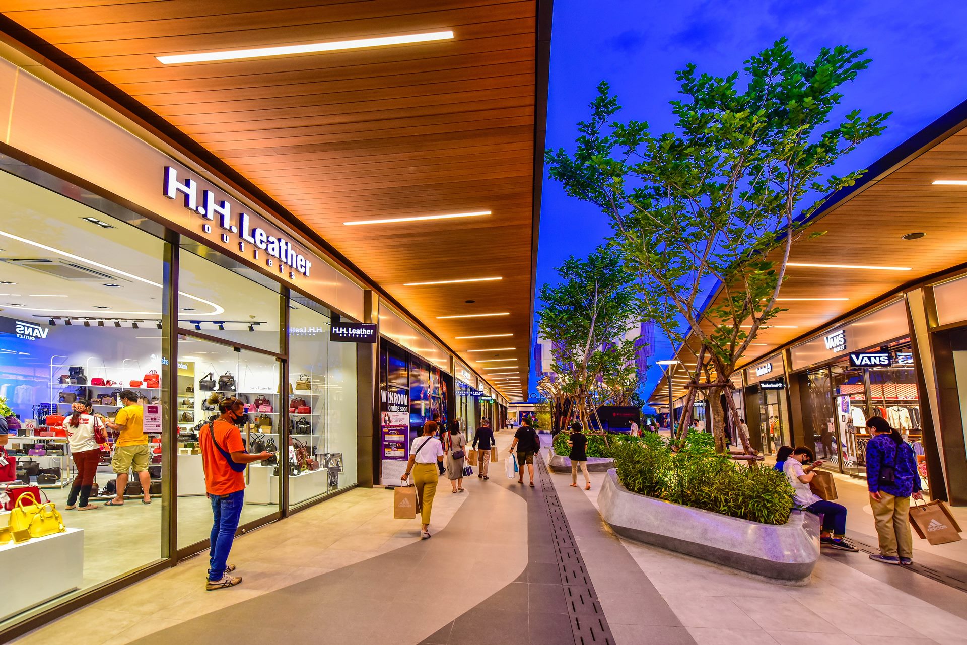 Pesquisa da Abrasce revela o perfil dos frequentadores de outlets no Brasil